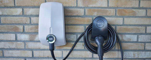 Opladning af elbil: Oplad med ladeboks eller ladestander | OK